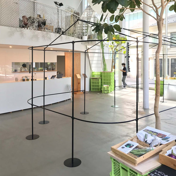 ガラス張りのオフィスビルの中で / SHIBAURA HOUSE｜おしゃれな什器の企画・製造・販売 SHOP COPACK